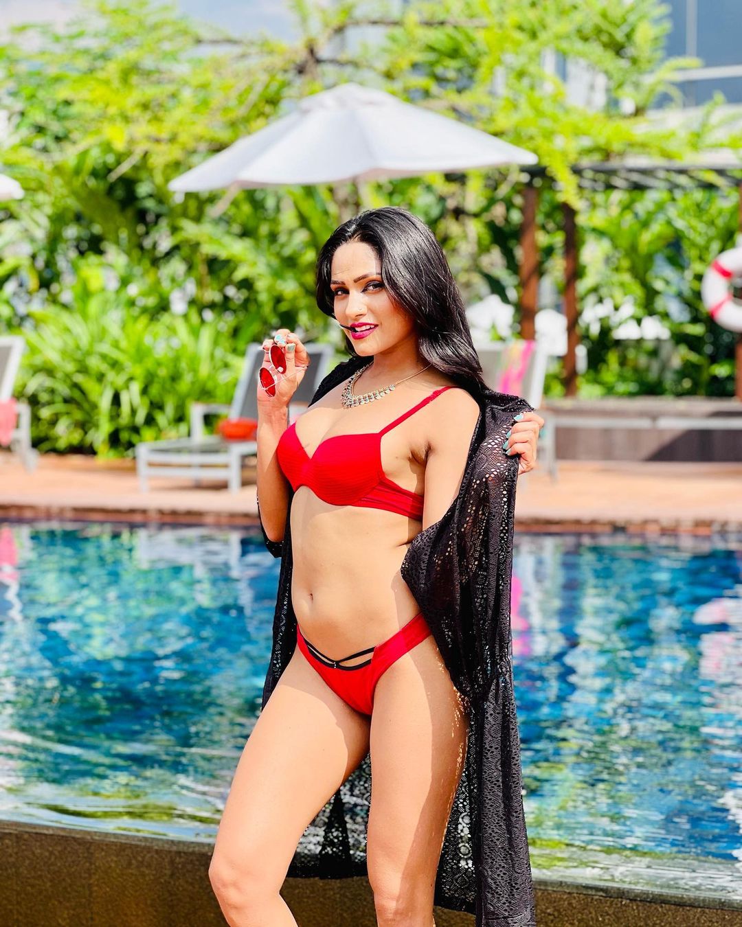 अपनी बोल्ड और सुपर हॉट अदाओं से श्वेता शर्मा आए दिन सोशल मीडिया और इंटरनेट पर आग लगाती रहती हैं.