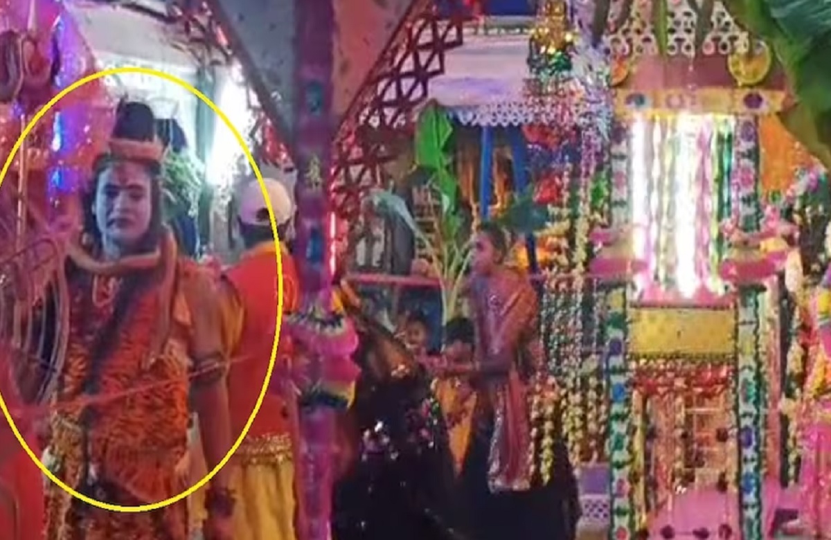 As soon as the bean rang, the real snake bitten the fake Shiva