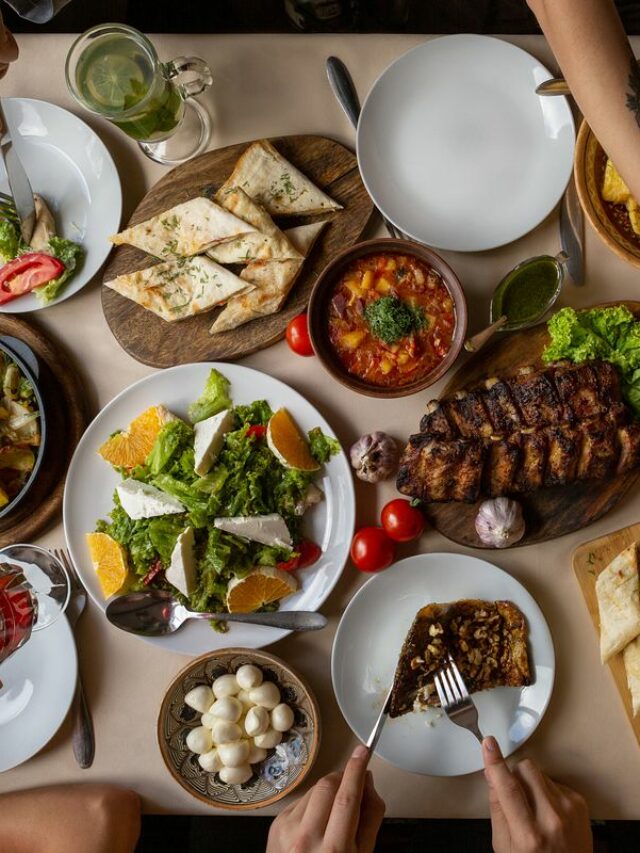 Food Facts in Different Countries: इस देश में बुजुर्गों के पहले नहीं ...