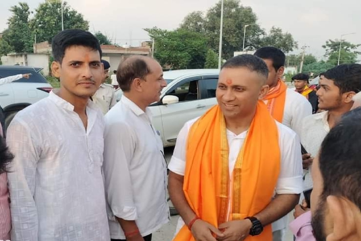 Read More : शादी के बाद कमरे में सुहागरात का इंतजार कर रहा था दूल्हा, इधर दूल्हन कर गई खेला ...