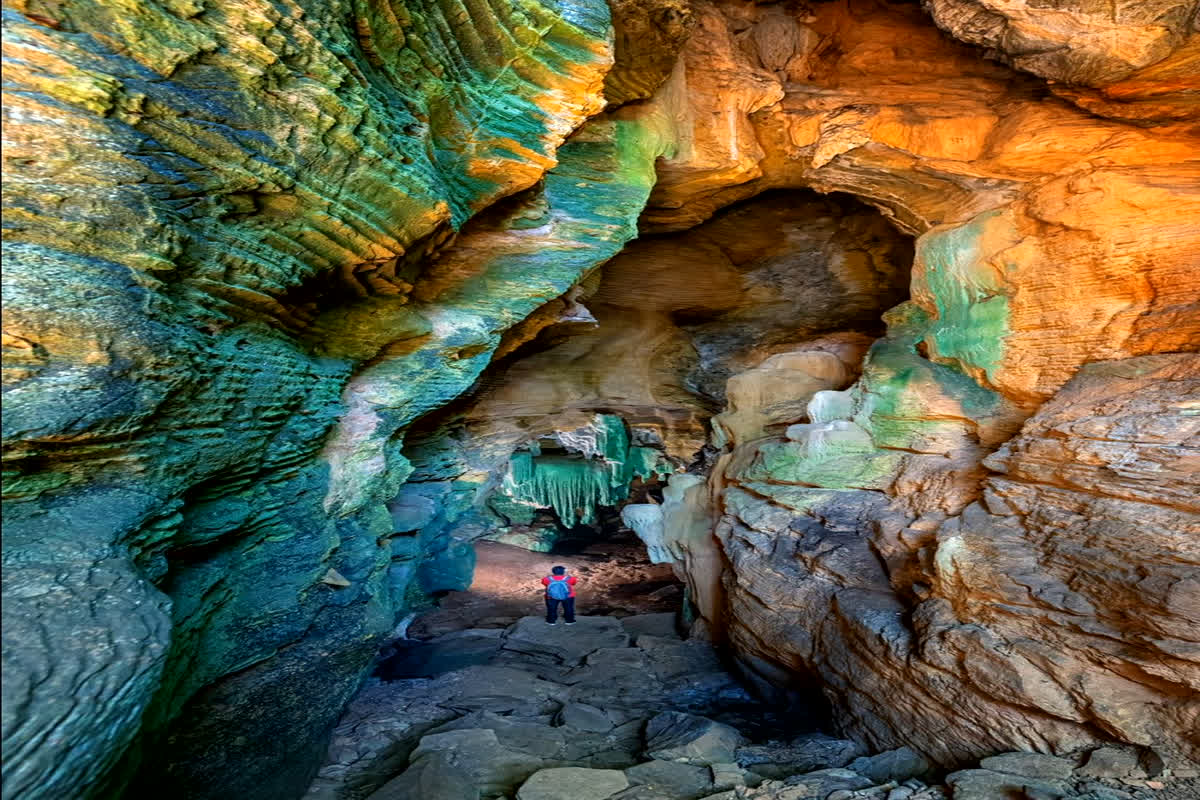 A unique "green cave" has been discovered in Kanger Valley